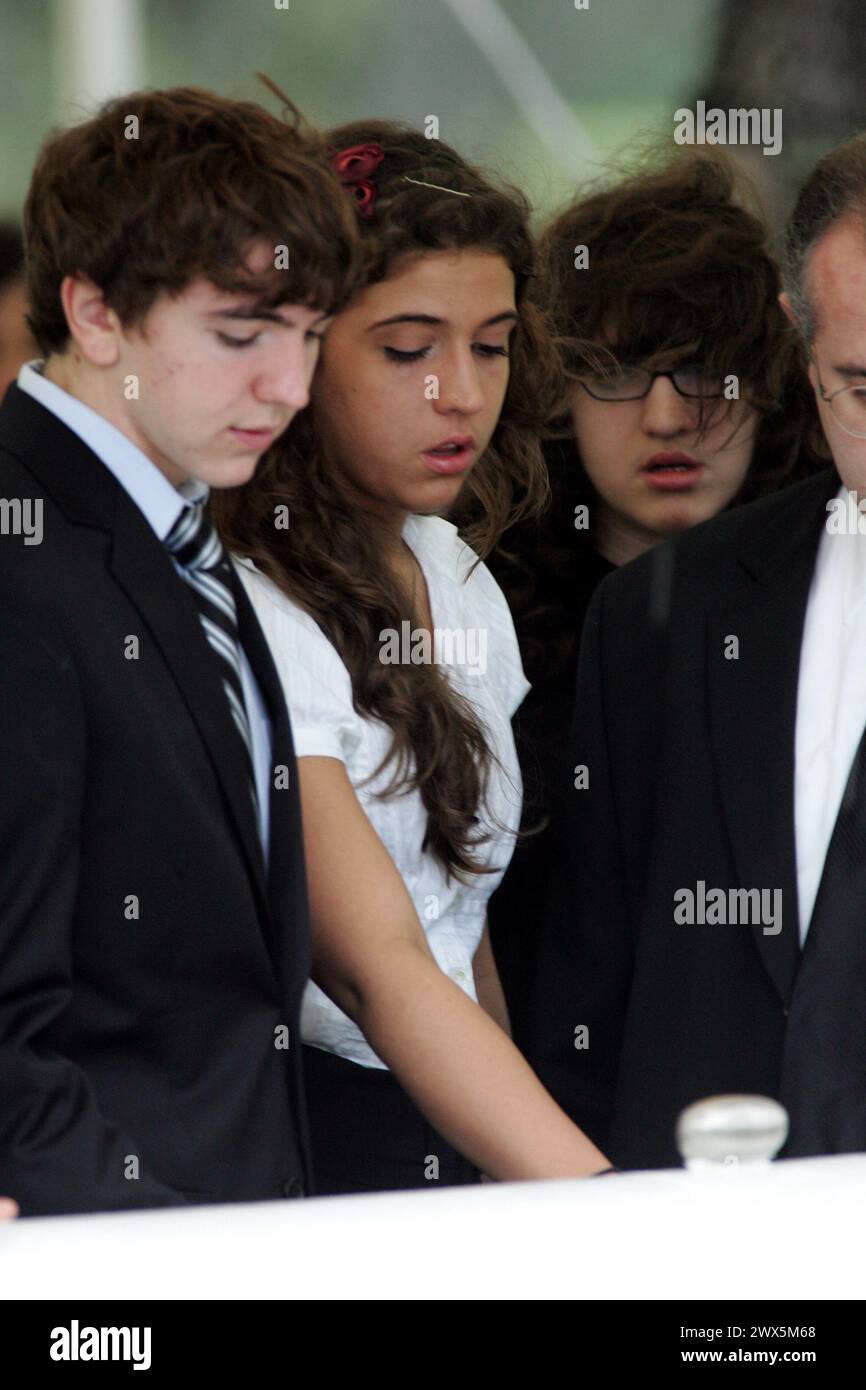 Family crying funeral couple hi-res stock photography and images - Alamy