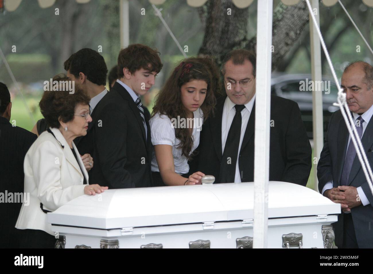 Family crying funeral couple hi-res stock photography and images - Alamy