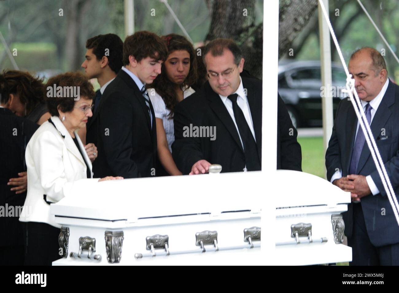 Family crying funeral couple hi-res stock photography and images - Alamy