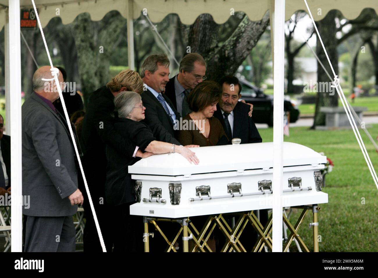 Family crying funeral couple hi-res stock photography and images - Alamy