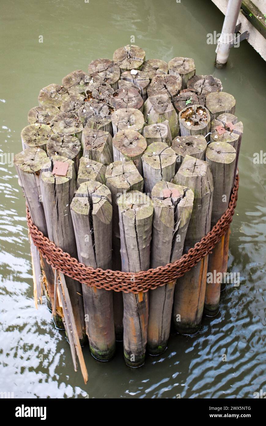 Piles of chains hi-res stock photography and images - Alamy