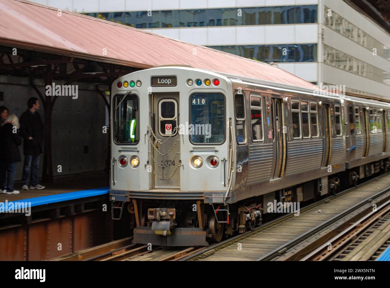 Train on the Chicago L Stock Photo - Alamy