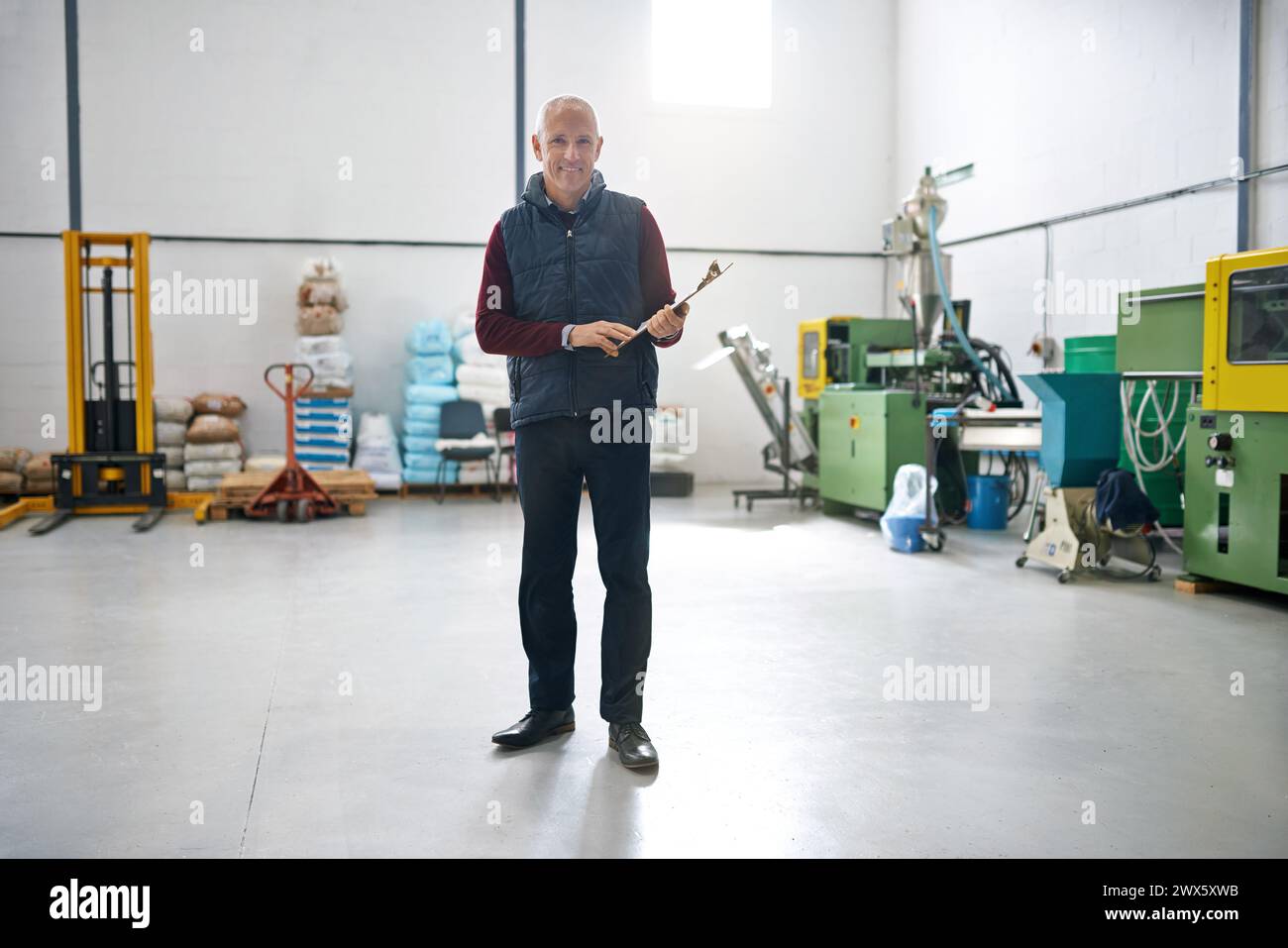 Ceo standing factory hi-res stock photography and images - Alamy