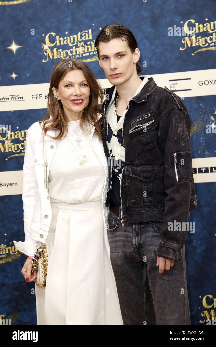 Ursula Karven und ihr Sohn Liam Taj Veres bei der „Chantal im ...
