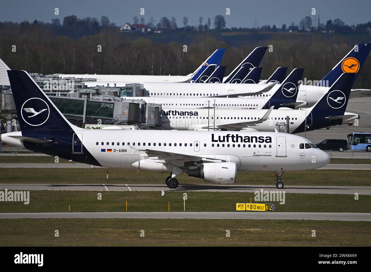 Lufthansa City Line. Lufthansa Passagier Jets am Franz Josef Strauss ...