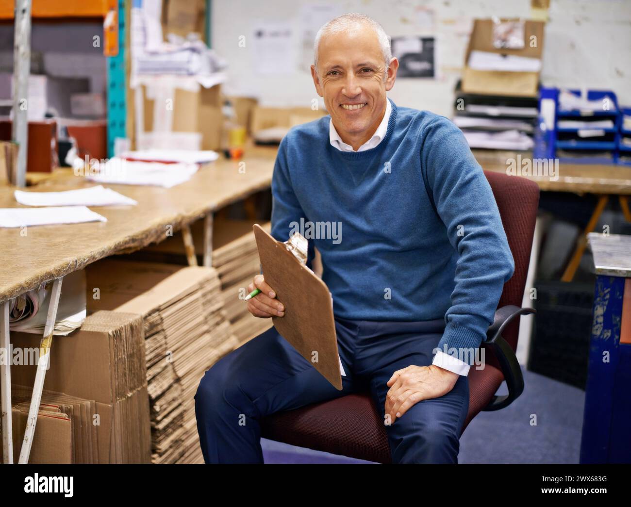 Delivery men checklist cardboard hi-res stock photography and images ...