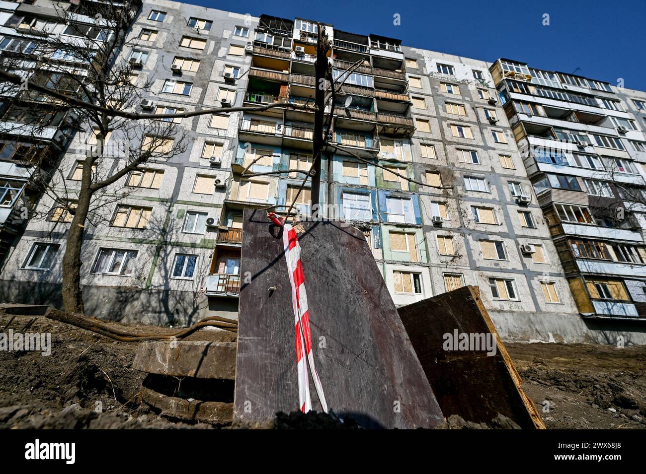 Osb board windows hi-res stock photography and images - Alamy