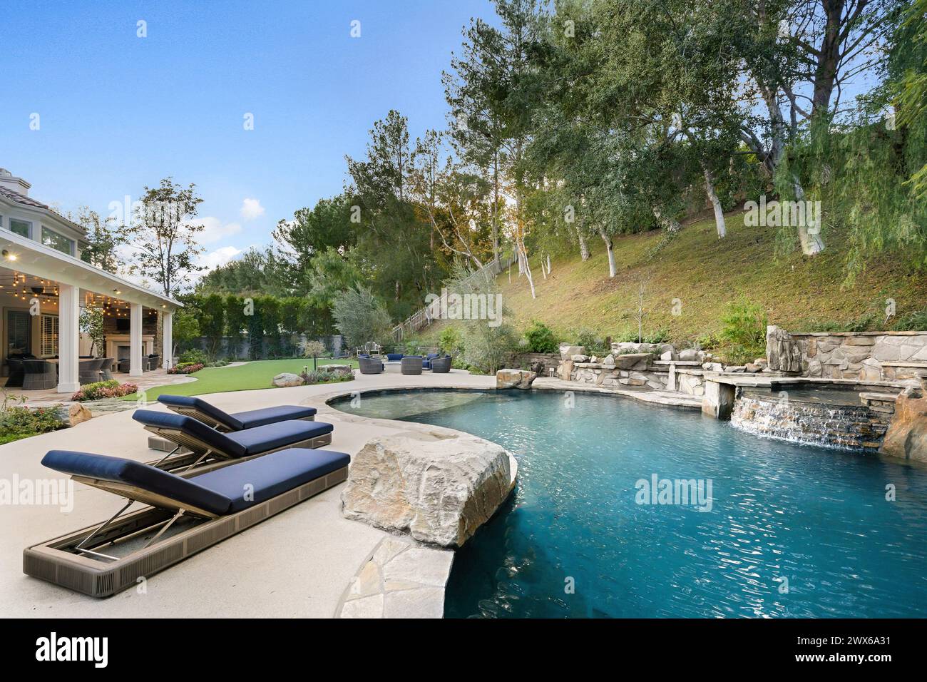 Luxury outdoor seating hi-res stock photography and images - Alamy