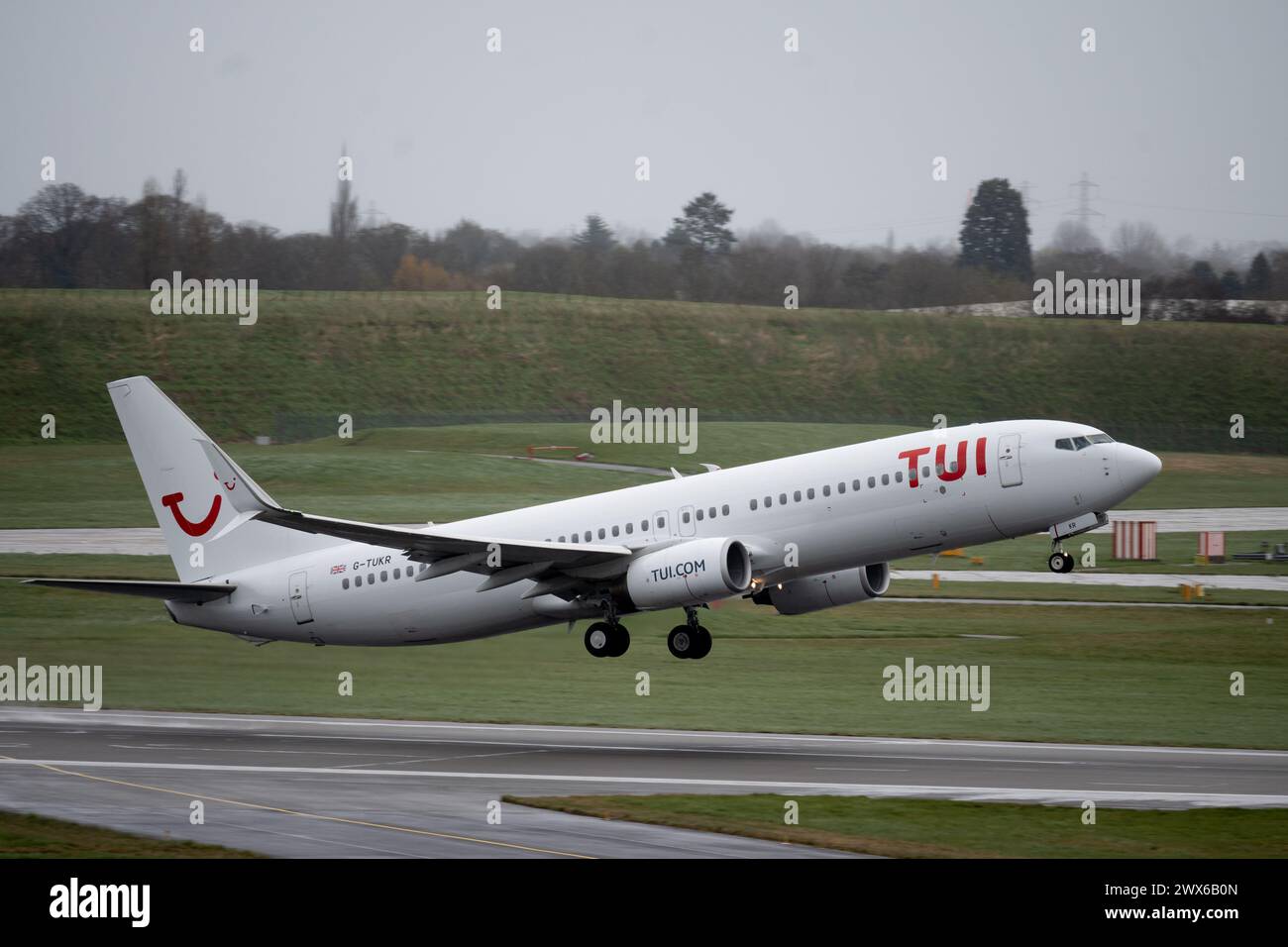 Tui plane taking off hi-res stock photography and images - Alamy