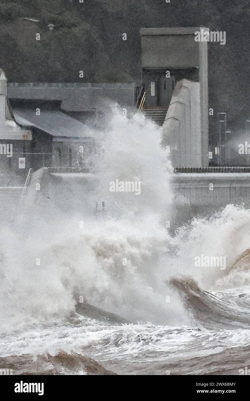 Dawlish, Devon, UK. 28th Mar, 2024. UK weather: big waves during rain ...