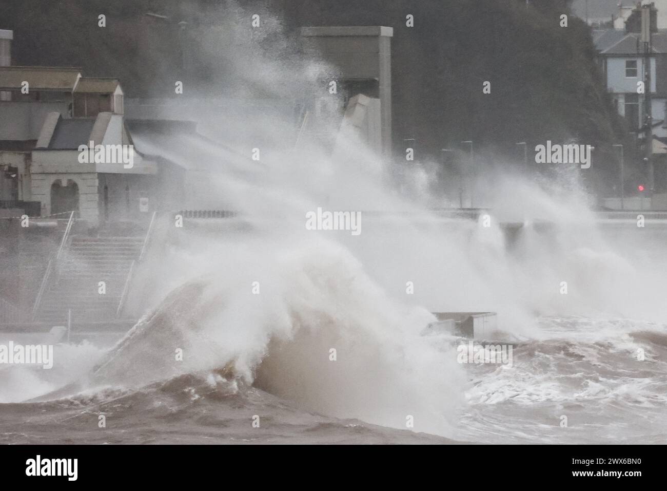 Dawlish, Devon, UK. 28th Mar, 2024. UK weather: big waves during rain ...
