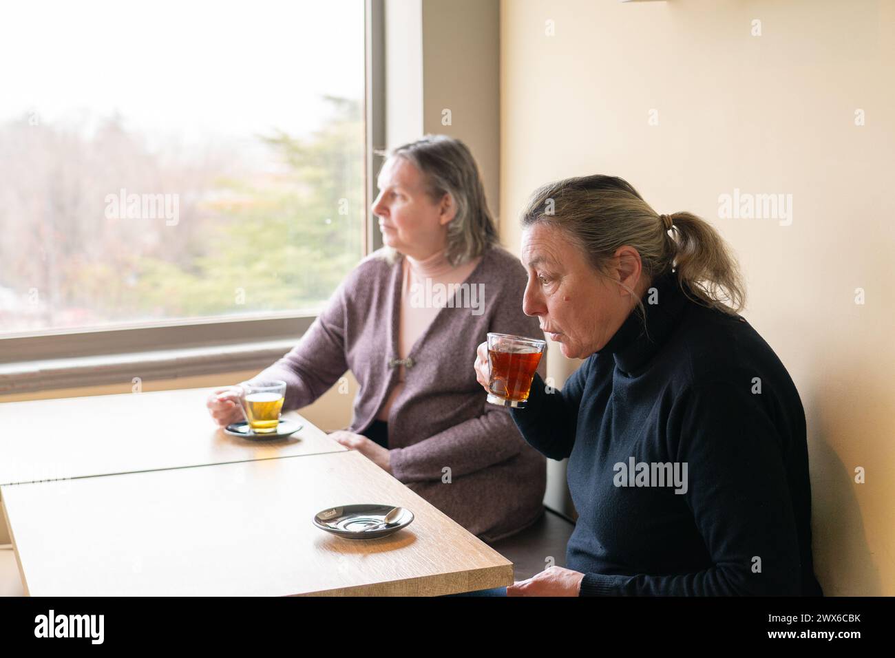 Two older women friends drinking tea together in a cafe Stock Photo - Alamy