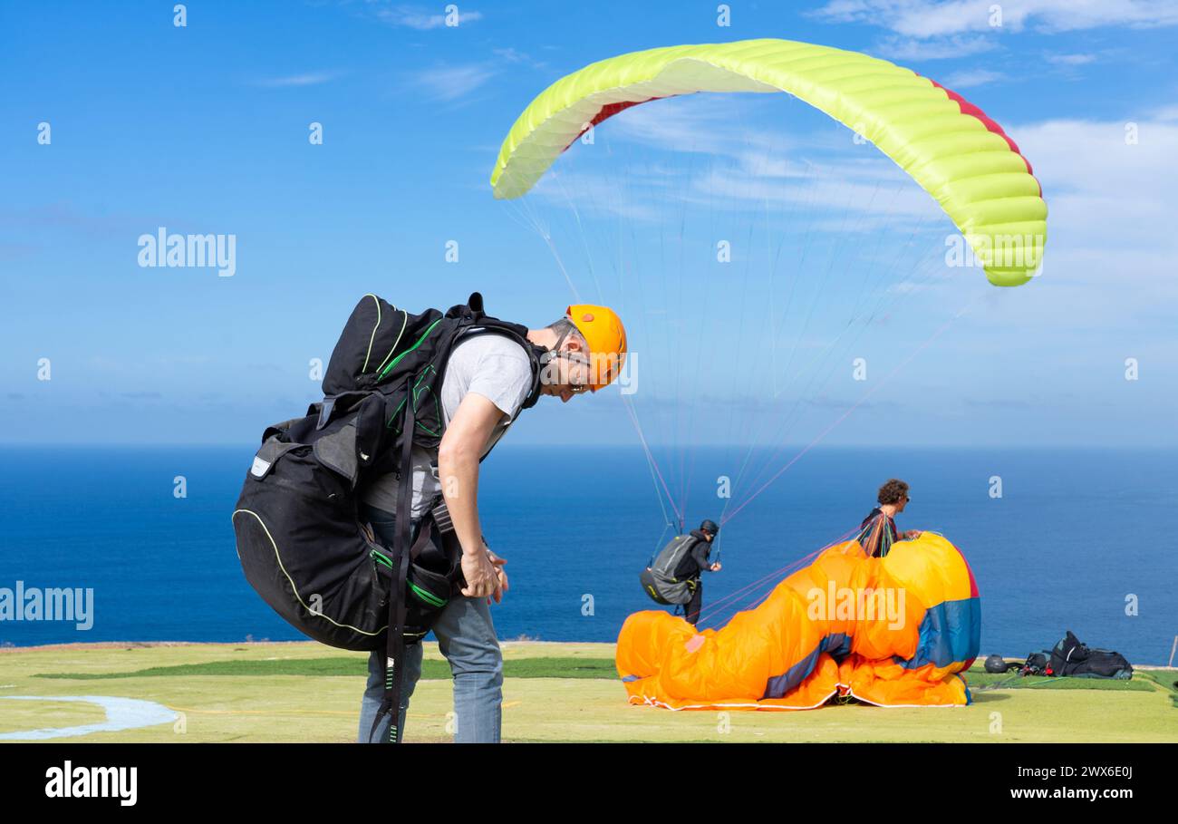 Men preparing to paraglide Stock Photo - Alamy