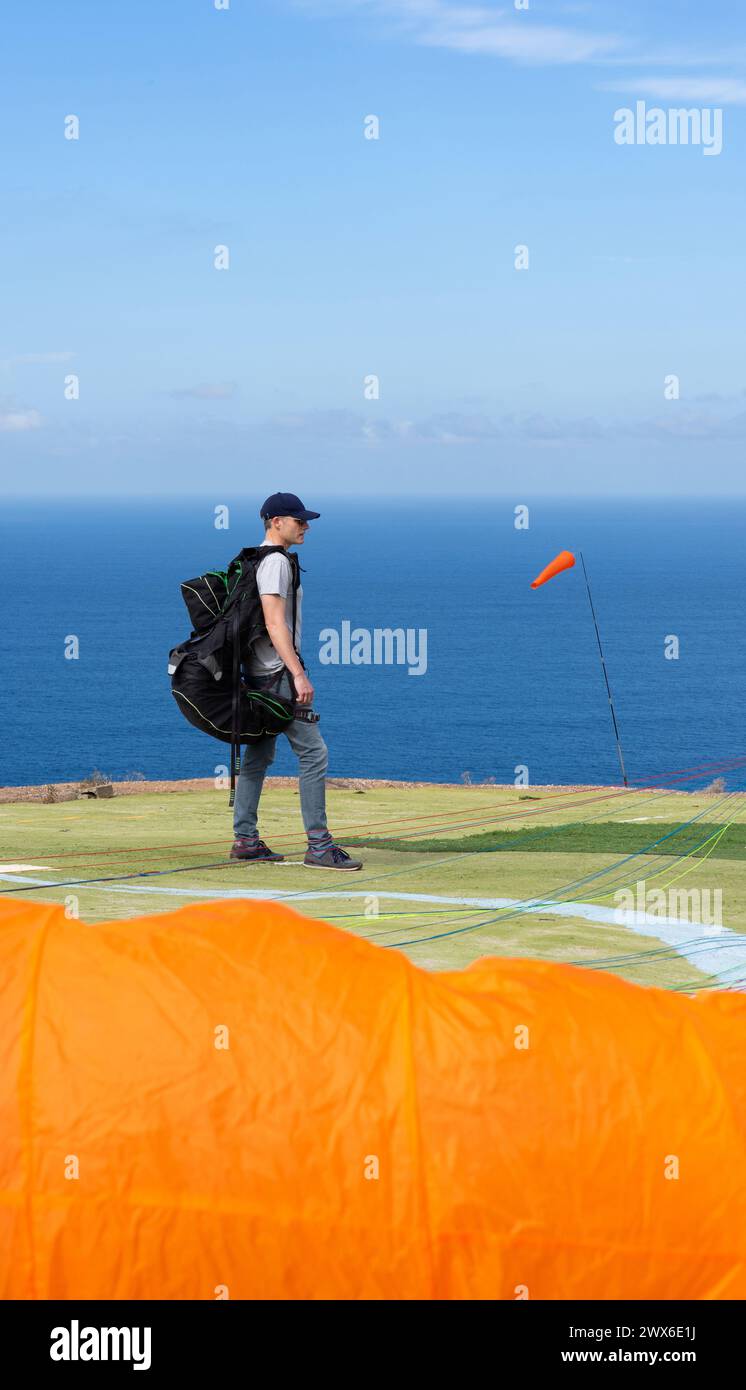Paraglider man ready to fly paraglider Stock Photo - Alamy