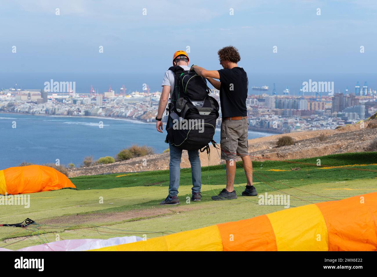 Man learning paragliding hi-res stock photography and images - Alamy
