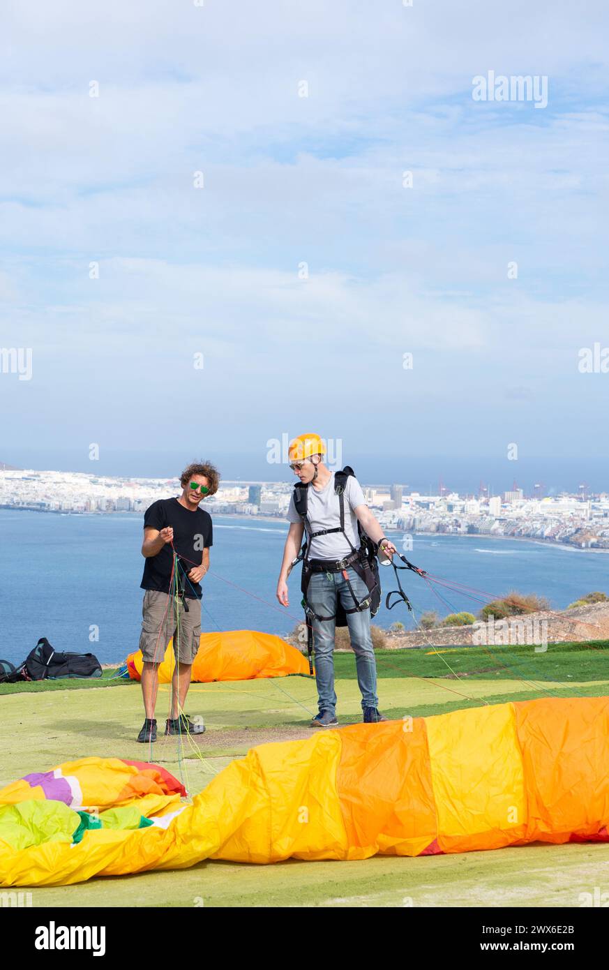 Learning to paraglide hi-res stock photography and images - Alamy