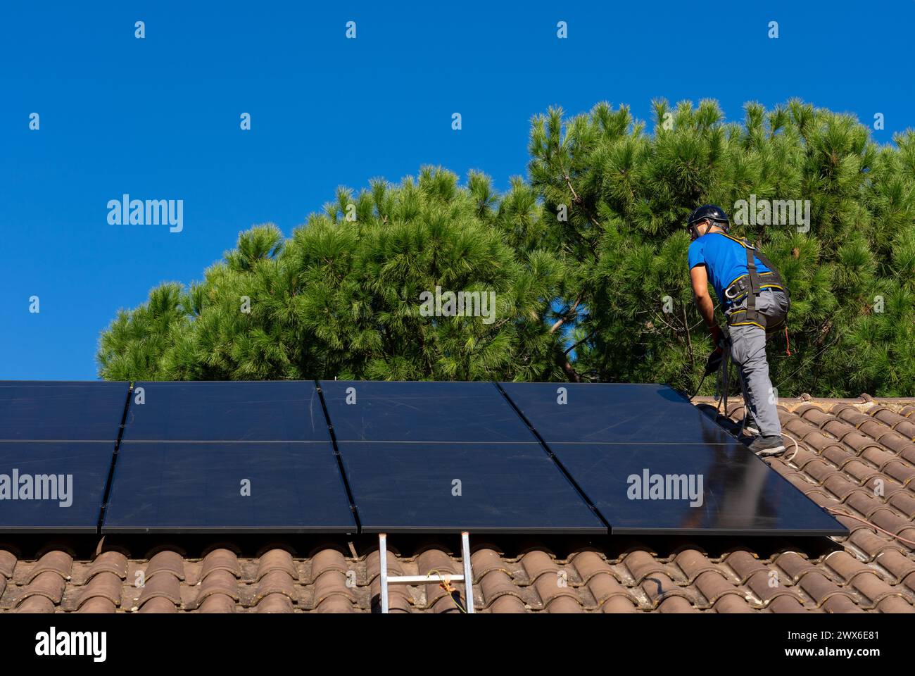 Solar panel technician installing a solar panel Stock Photo - Alamy