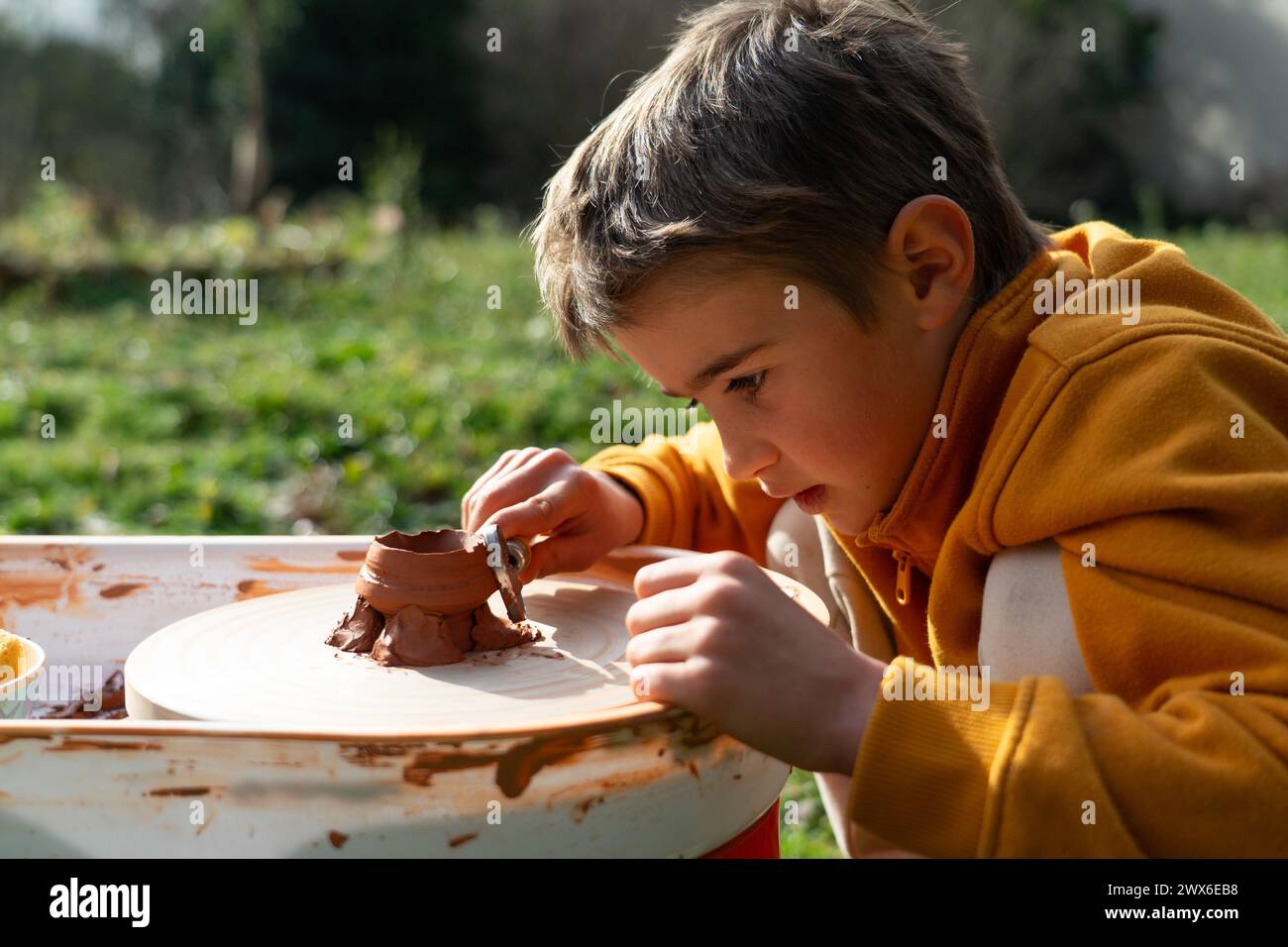 Children learning pottery skills hi-res stock photography and images ...