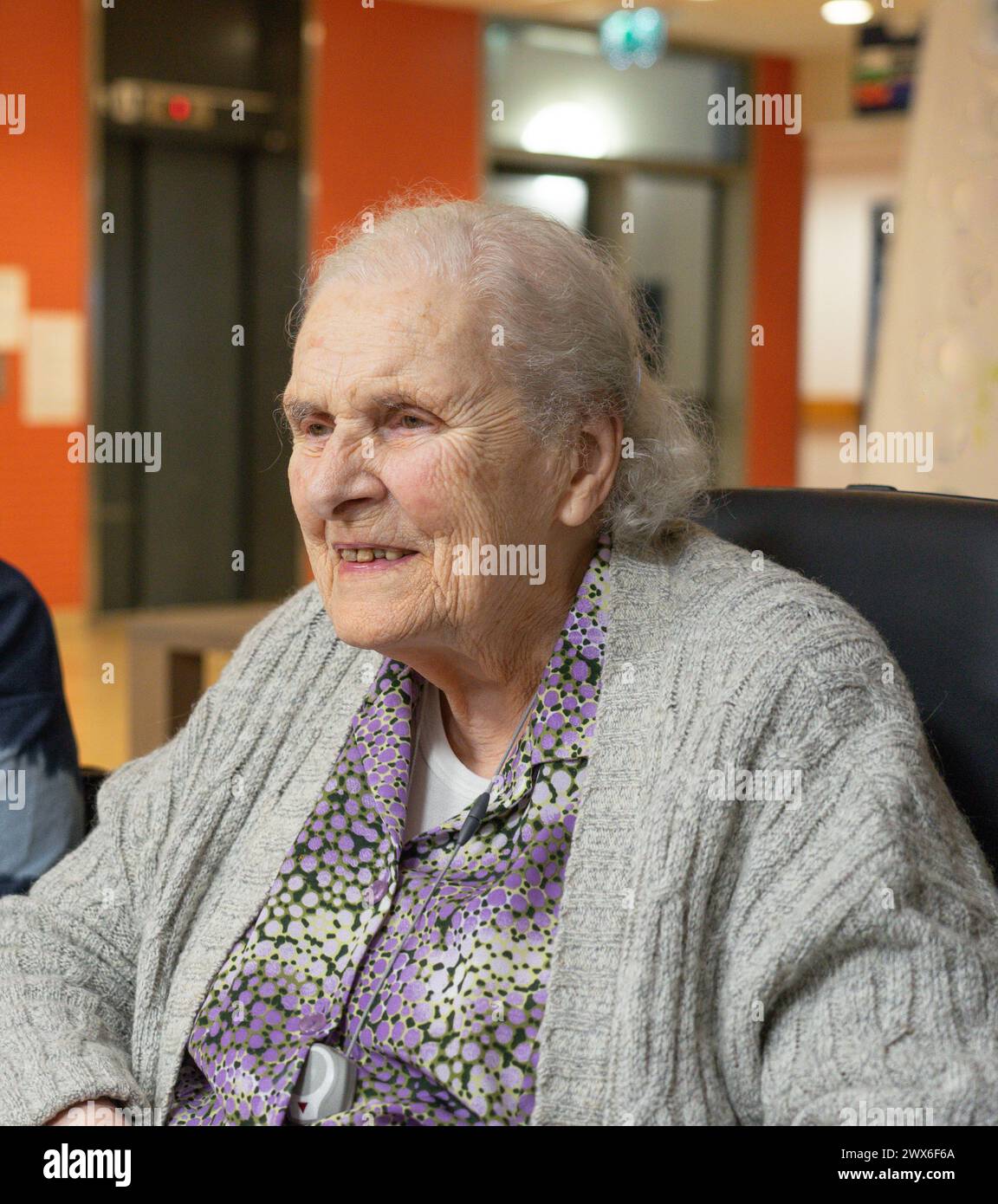 Portrait of elderly woman smiling Stock Photo - Alamy Portrait of elderly woman smiling Stock Photo - Alamy