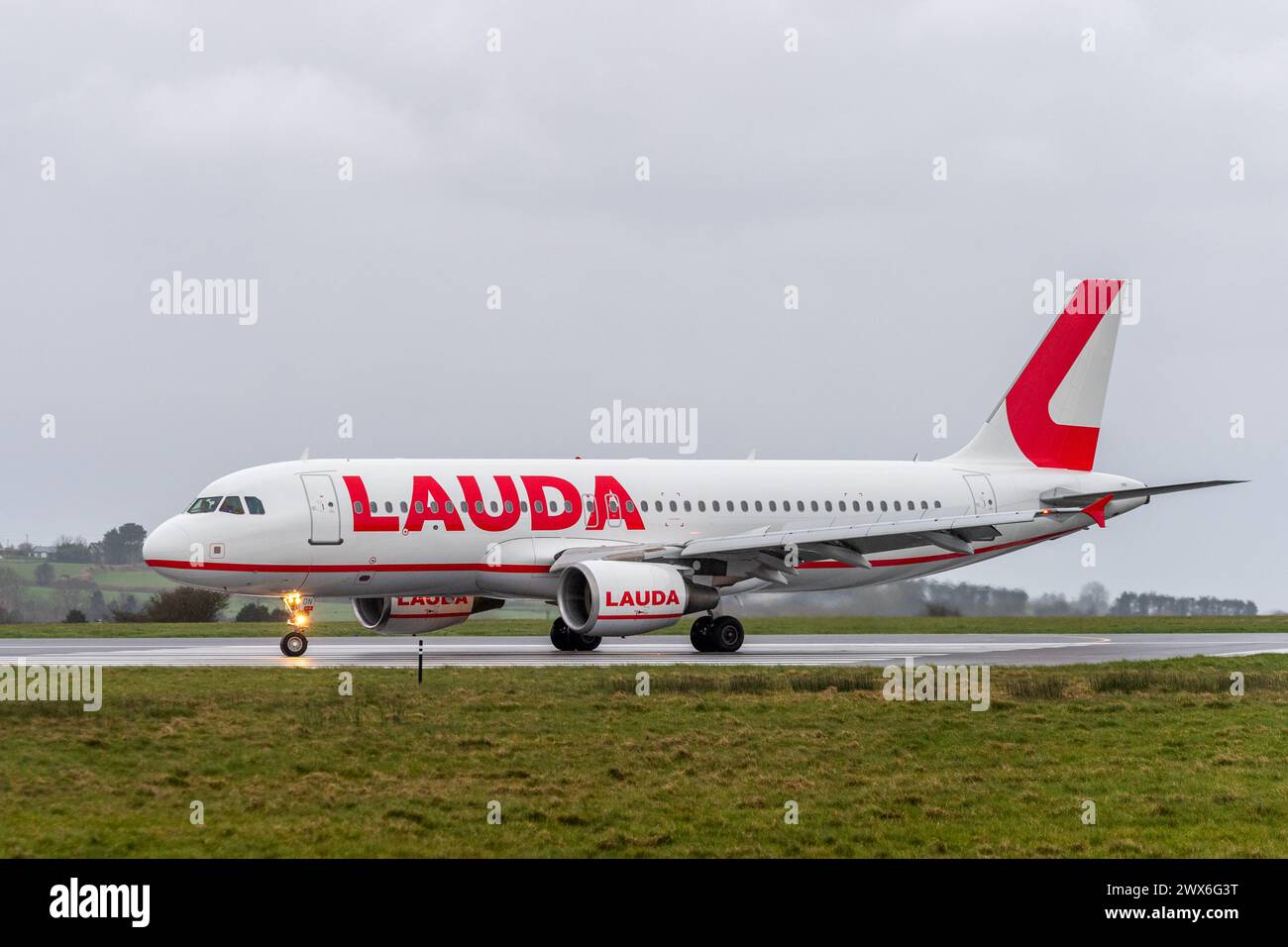 Lauda airbus a320 hi-res stock photography and images - Alamy