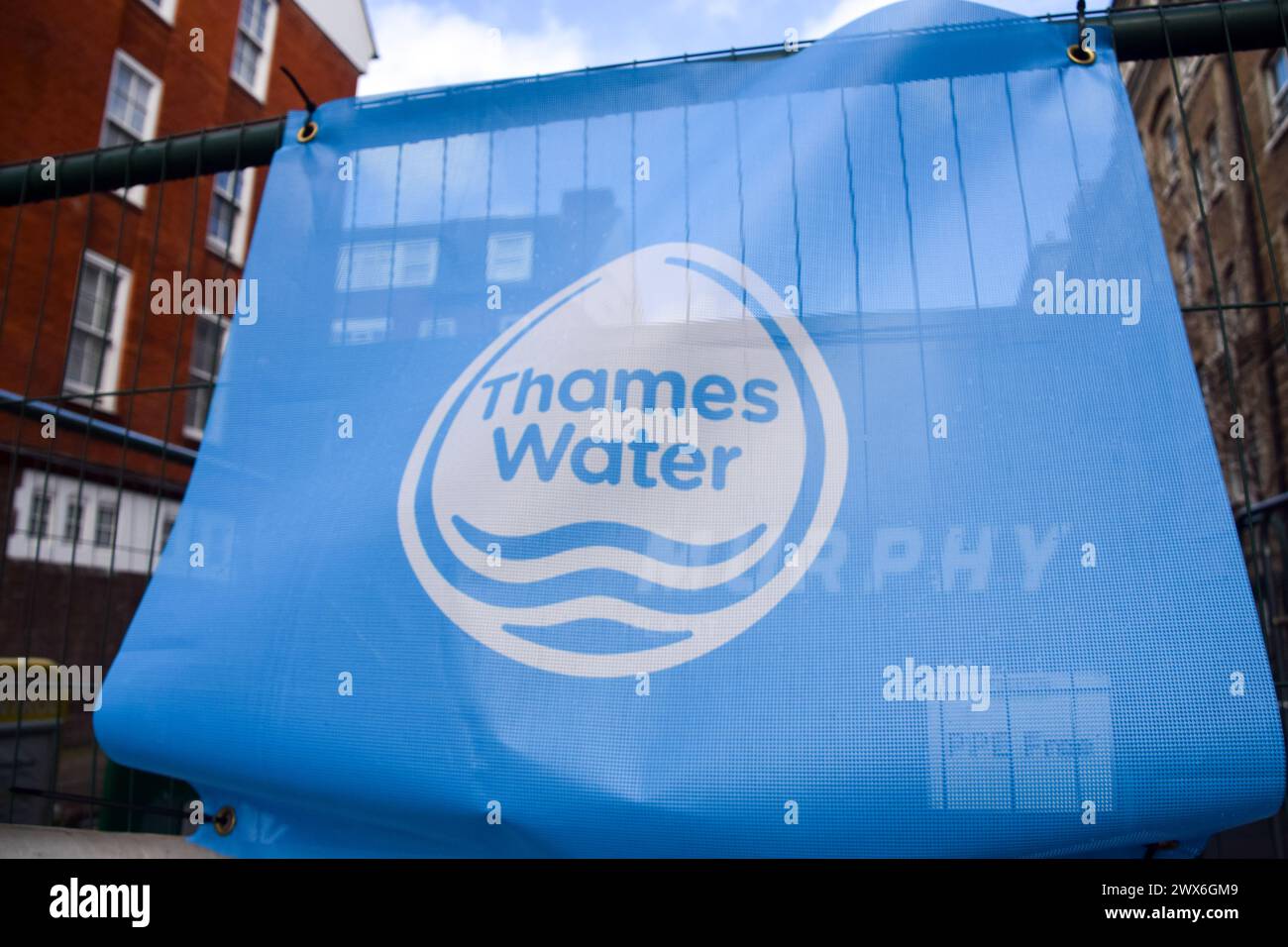 Emergency repair thames water hi-res stock photography and images - Alamy