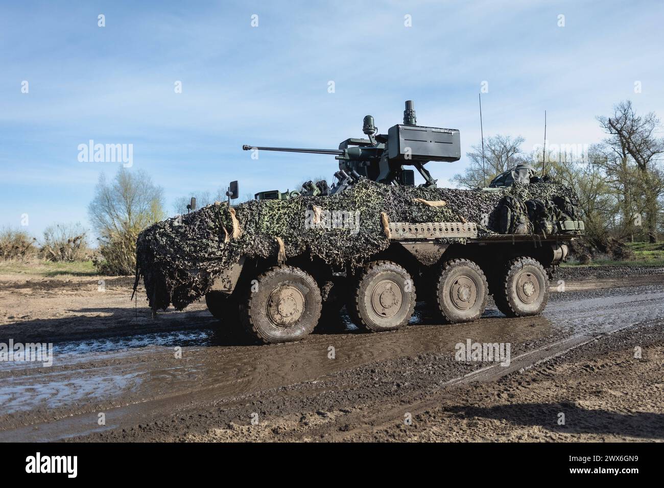 Ein Radpanzer vom Typ Pandur tschechischer Kraefte im Rahmen der ...