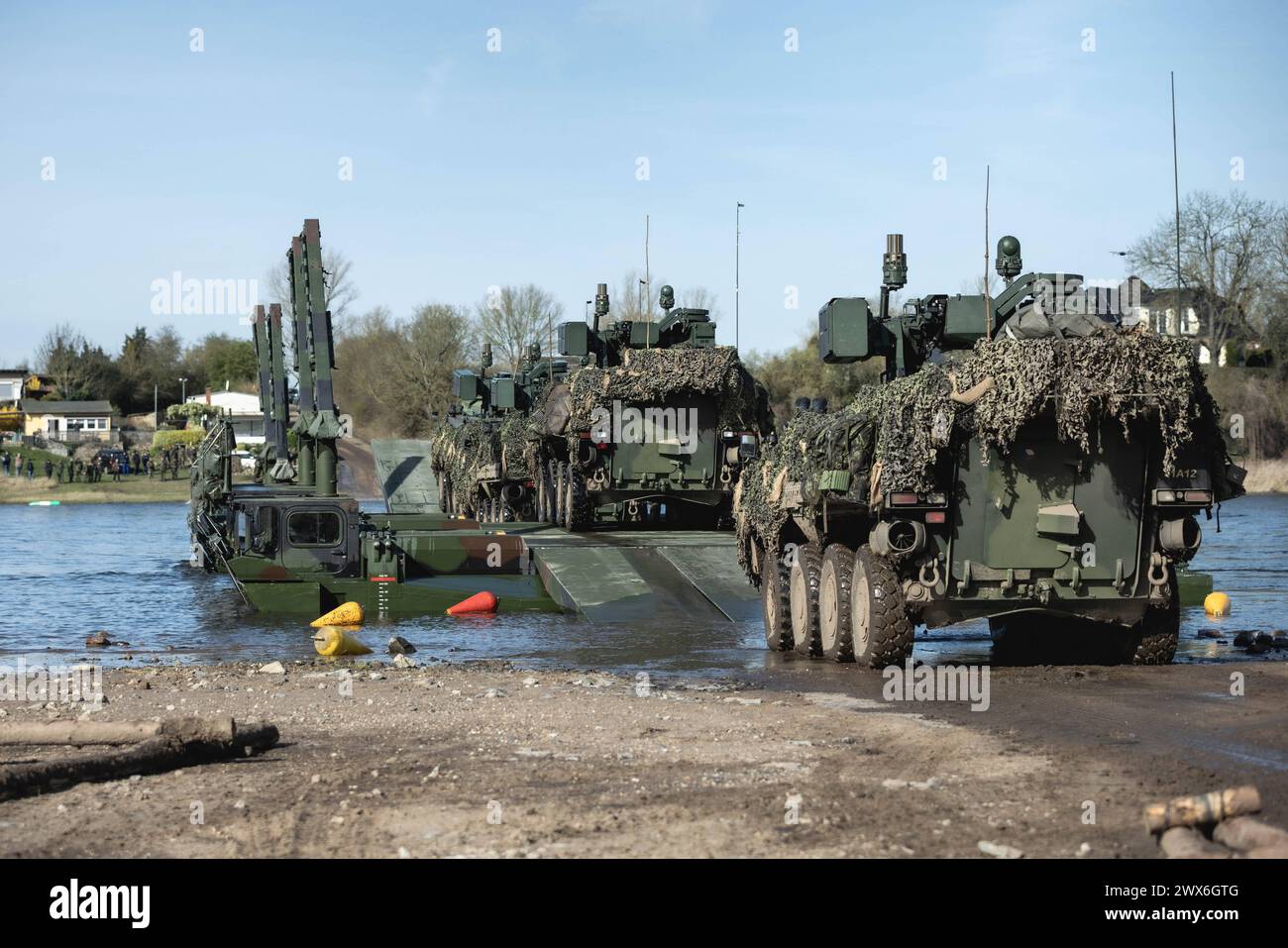 Radpanzer vom Typ Pandur der tschechischen Armee fahren auf deutsche ...