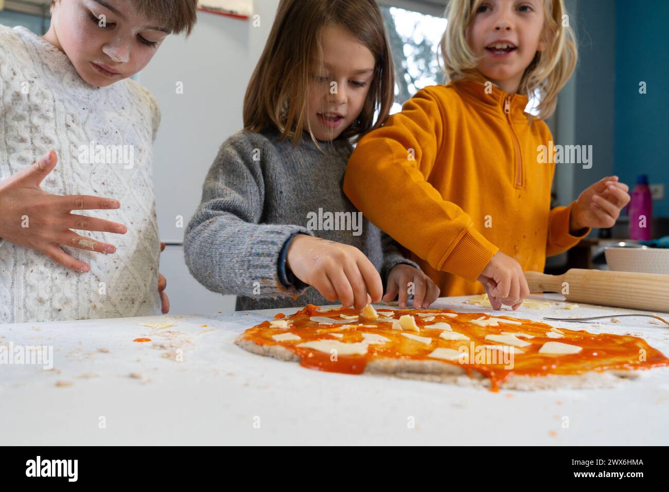 Pizza making and children hi-res stock photography and images - Alamy