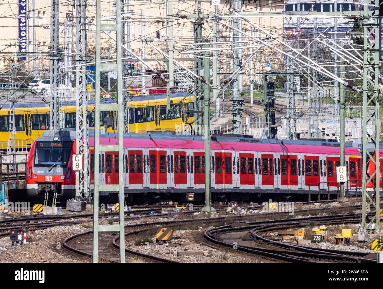 Hauptbahnhof Stuttgart mit S-Bahn und Stadtbahn der SSB. // Stuttgart ...