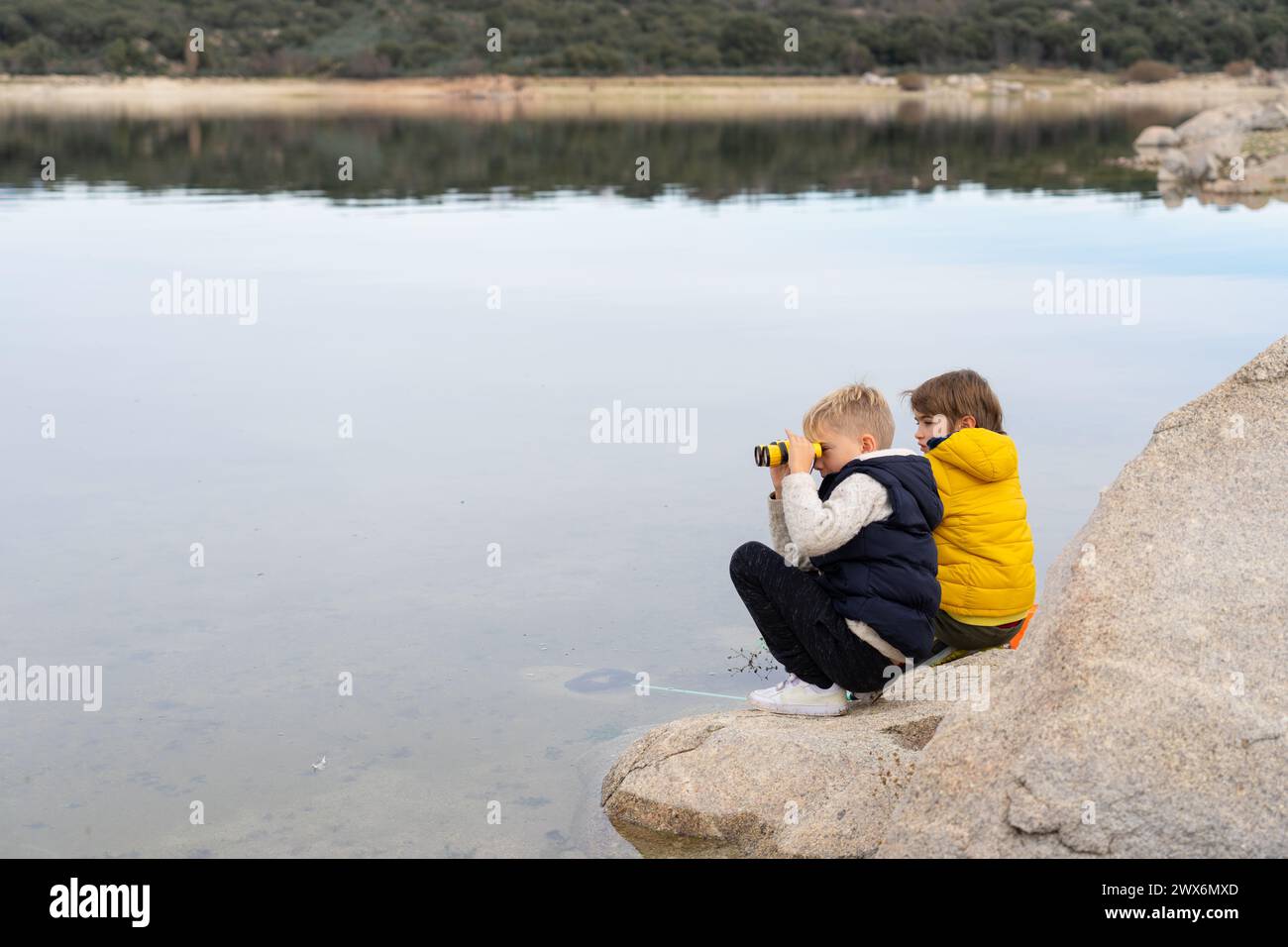 Kids observing nature hi-res stock photography and images - Alamy
