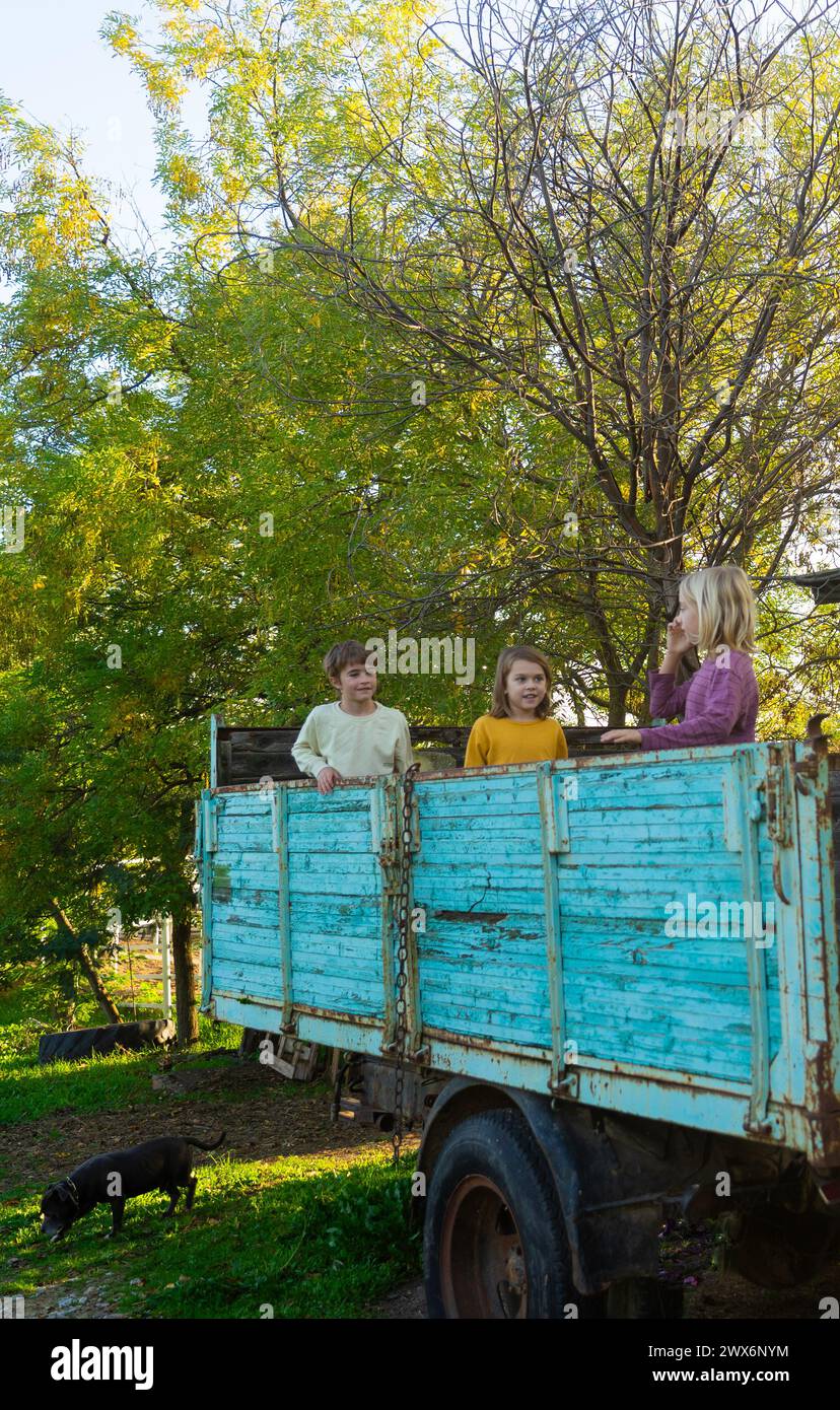 Kids riding in car hi-res stock photography and images - Alamy