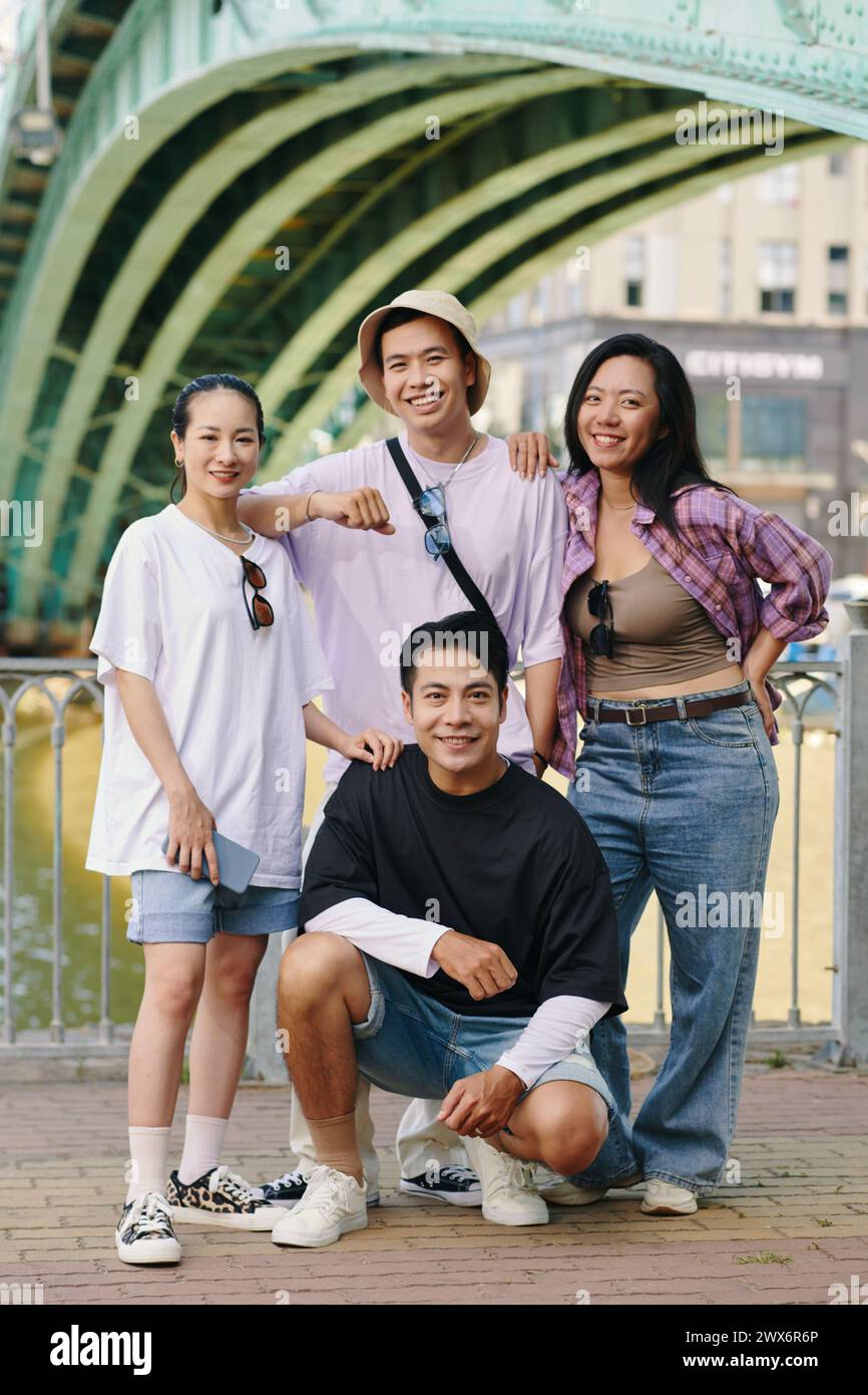 Group friends posing photo hi-res stock photography and images - Alamy