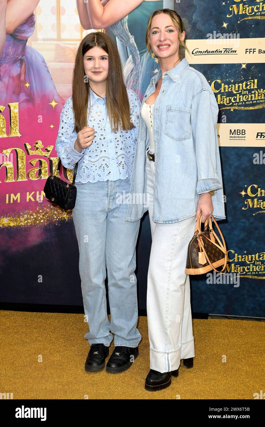 Lana Mueller mit Tochter Lara Mueller bei der Premiere des Kinofilms ...