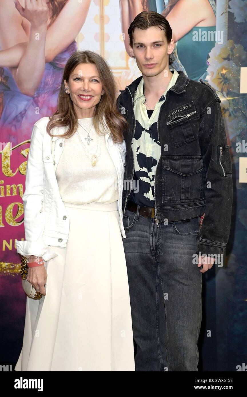 Ursula Karven mit Sohn Liam Taj Veres bei der Premiere des Kinofilms ...