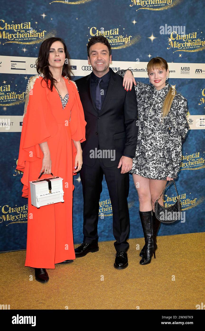 Nora Tschirner, Bora Dagtekin und Jella Haase bei der Premiere des ...