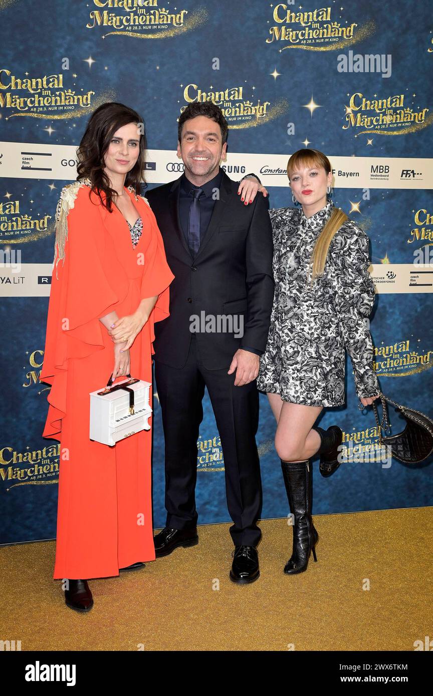 Nora Tschirner, Bora Dagtekin und Jella Haase bei der Premiere des ...
