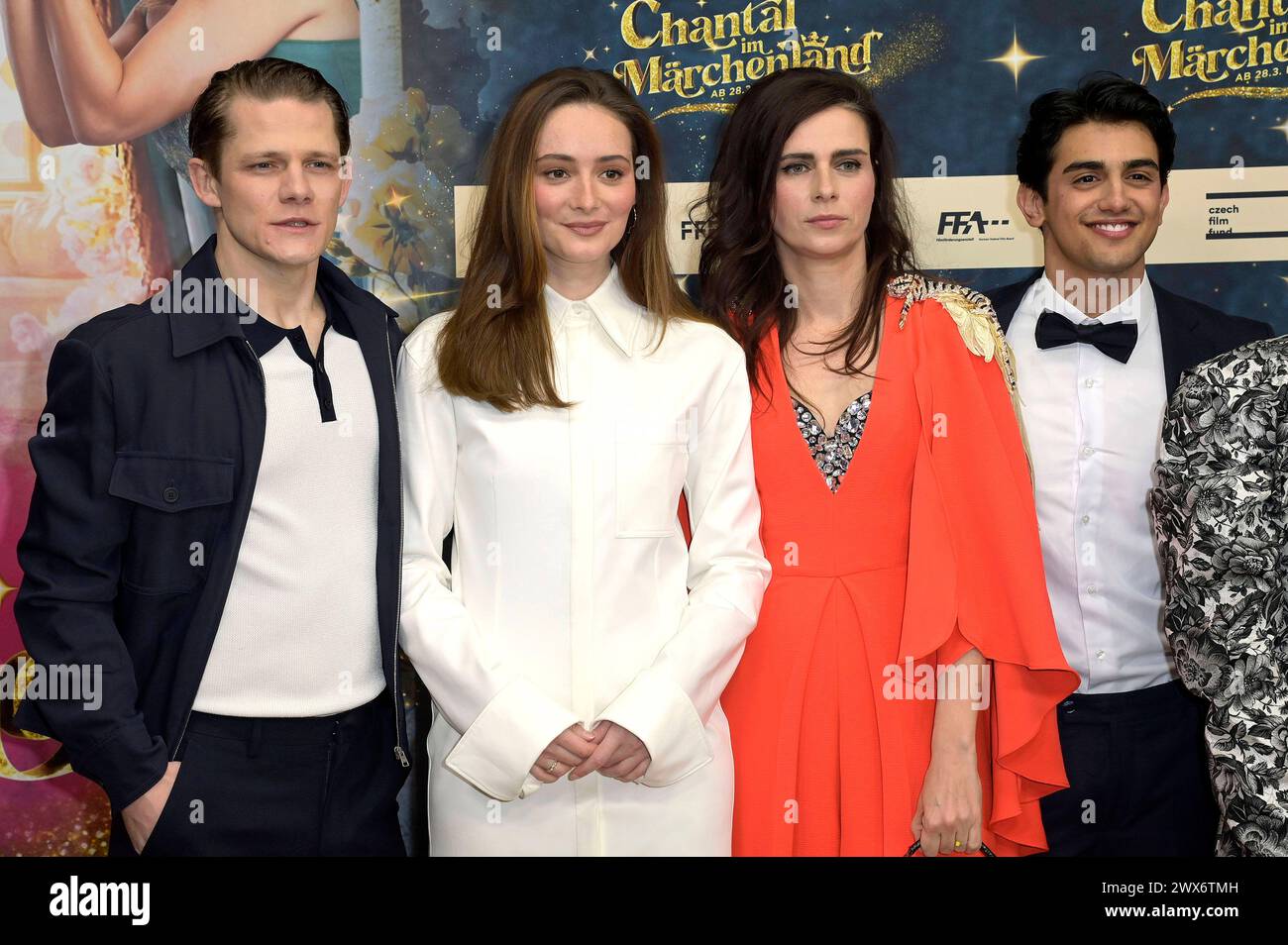 Max von der Groeben, Maria Ehrich, Nora Tschirner und Mido Kotaini bei ...
