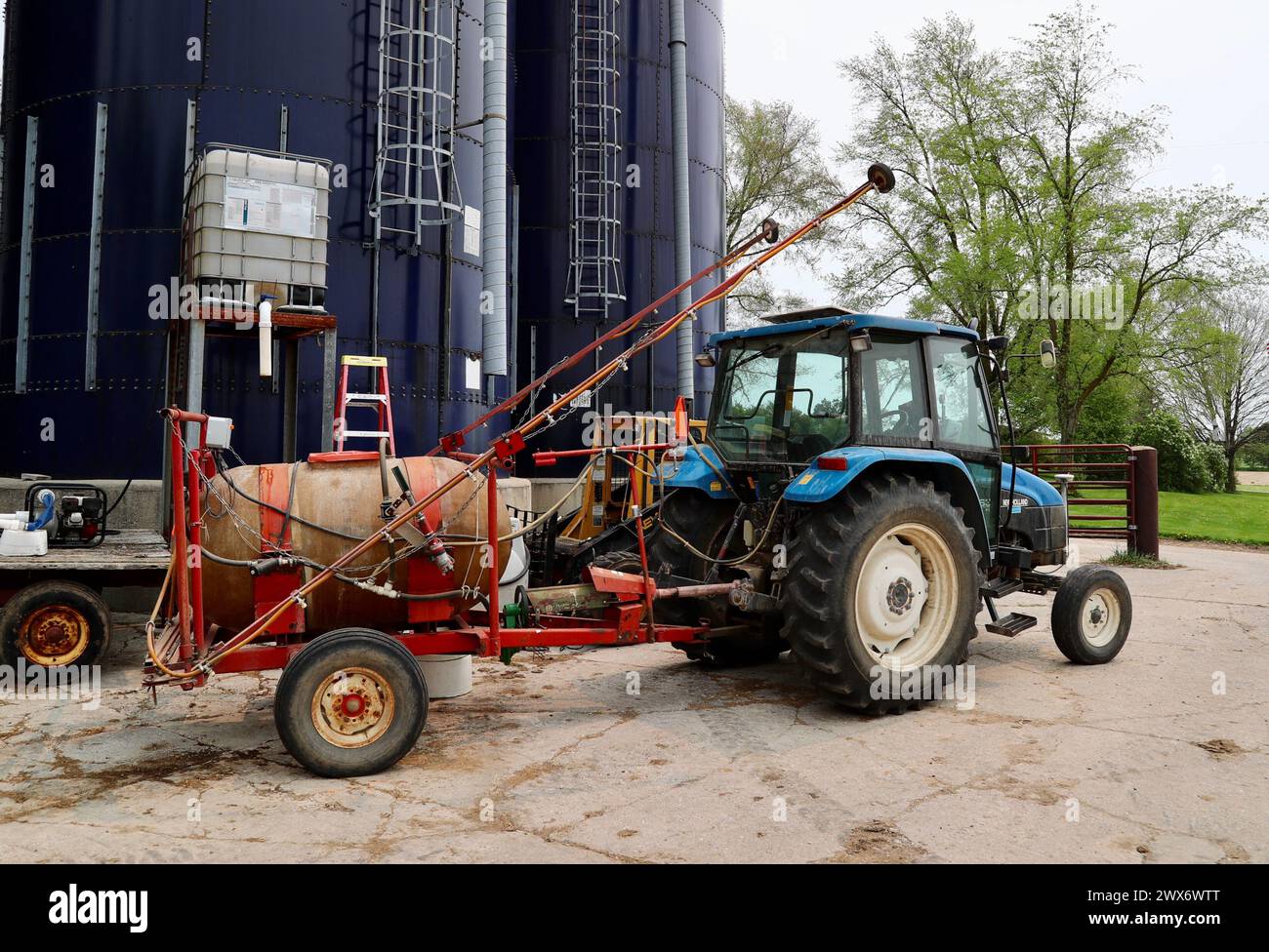Vintage farm equipment hi-res stock photography and images - Alamy
