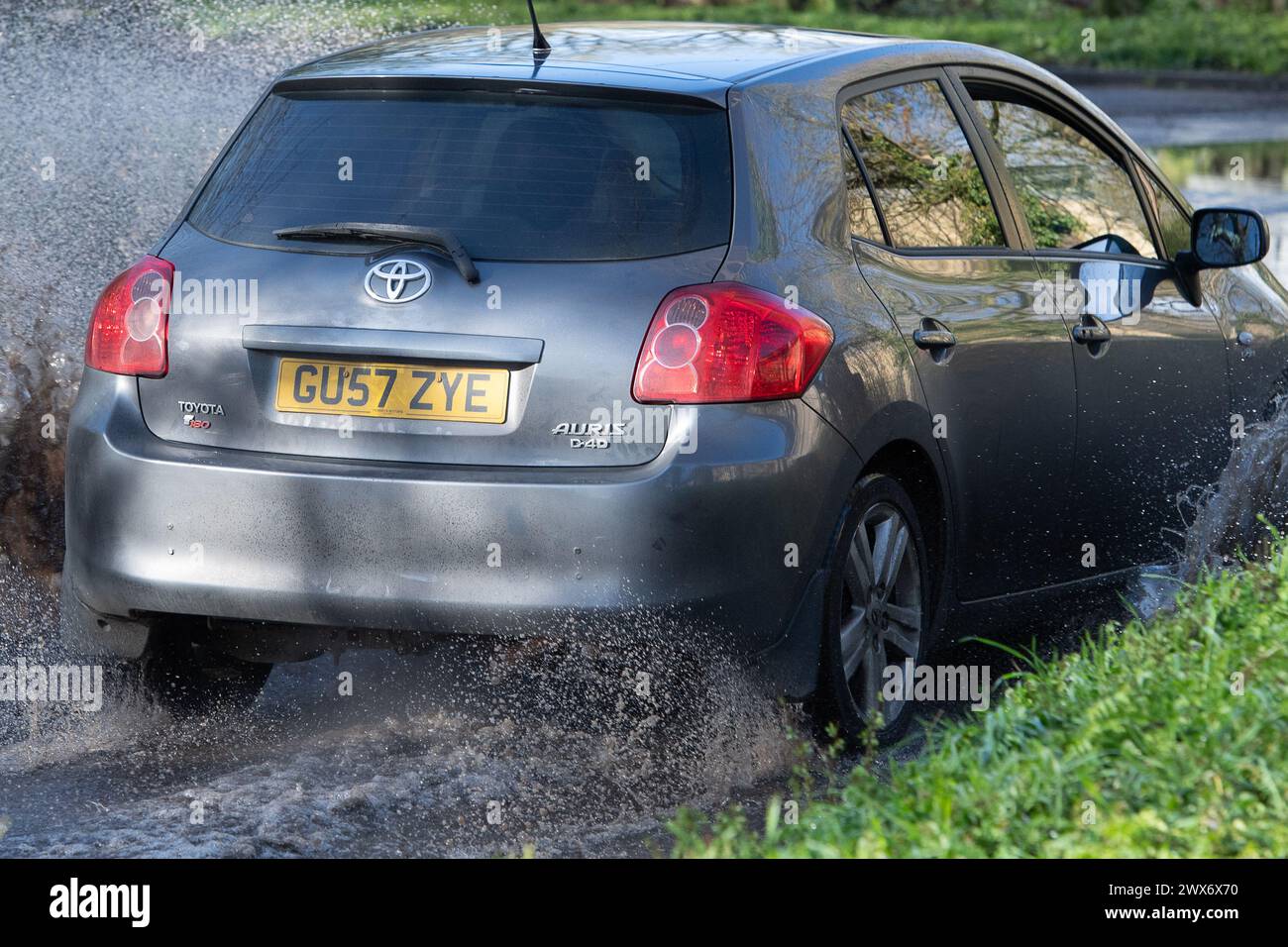 Eton, Windsor, Berkshire, UK. 28th March, 2024. Vehicles splash through ...