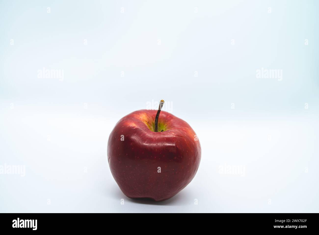 Redapple whitebackground hi-res stock photography and images - Alamy