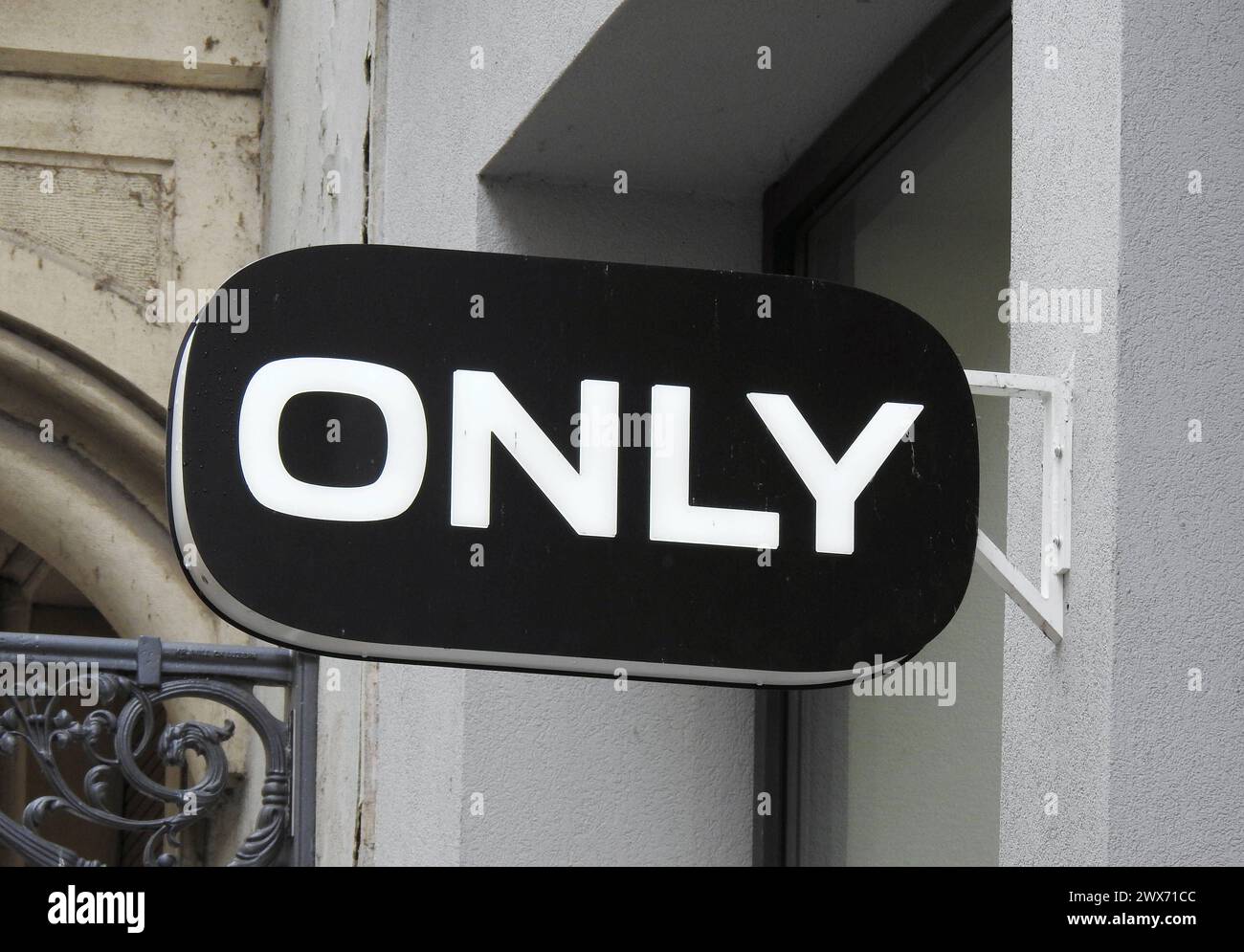 Kleiderkette hi-res stock photography and images - Alamy