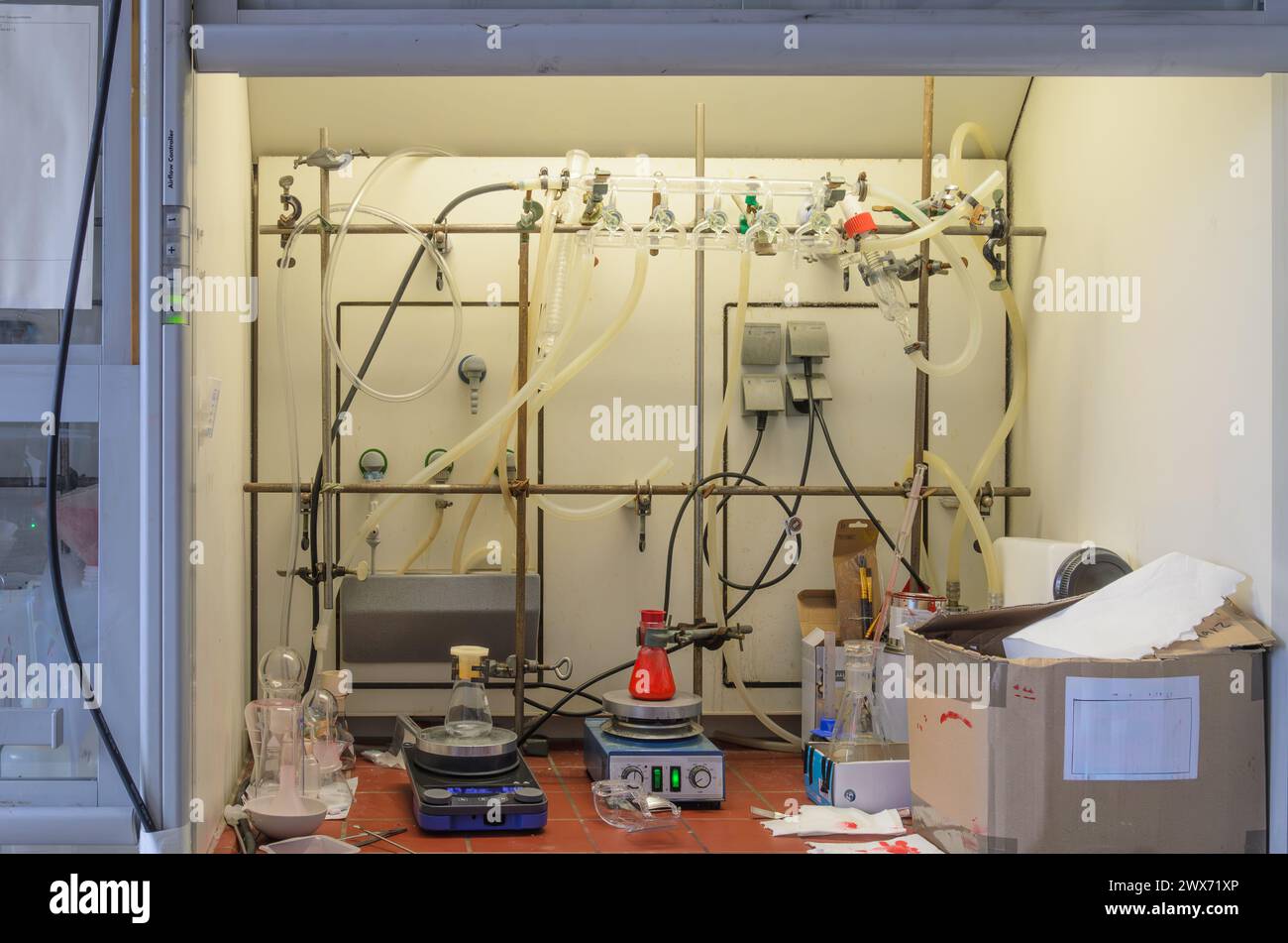 Student chemistry lab in daily routine Stock Photo - Alamy