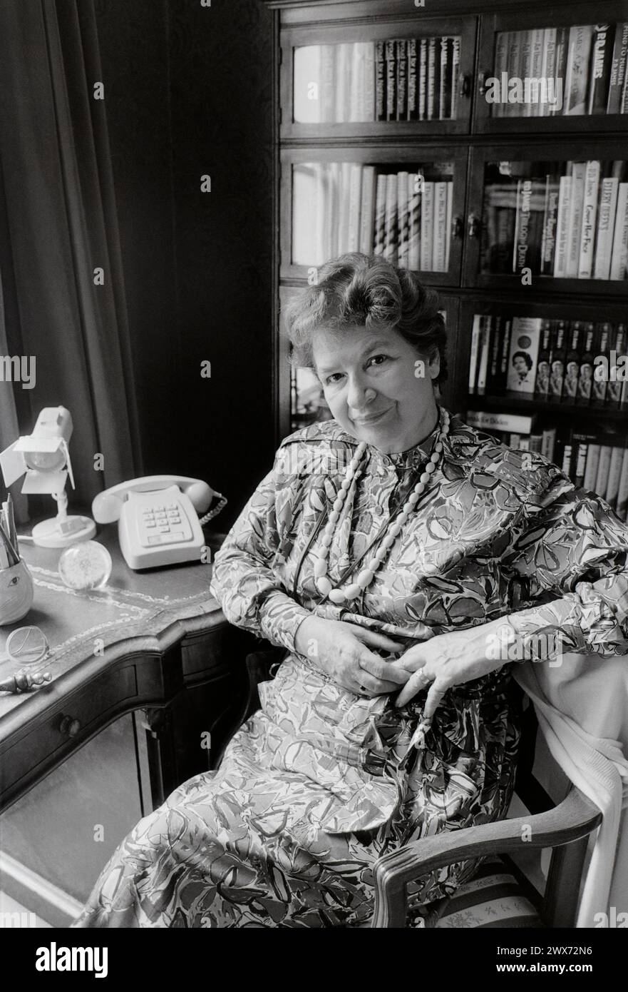 Woman detective 1980s hi-res stock photography and images - Alamy