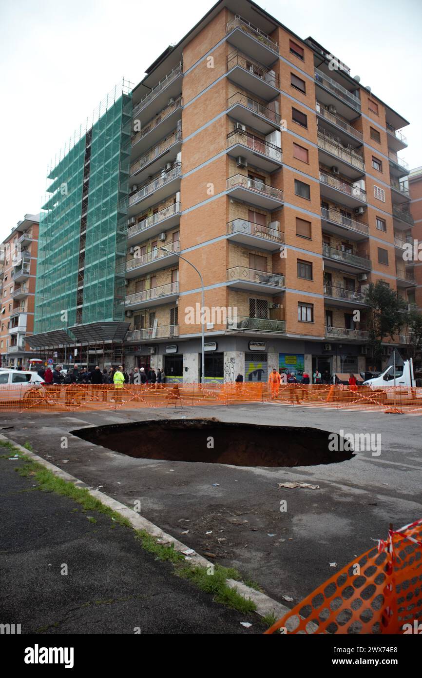 Road collapses in the Quadraro district, two cars swallowed by the ...