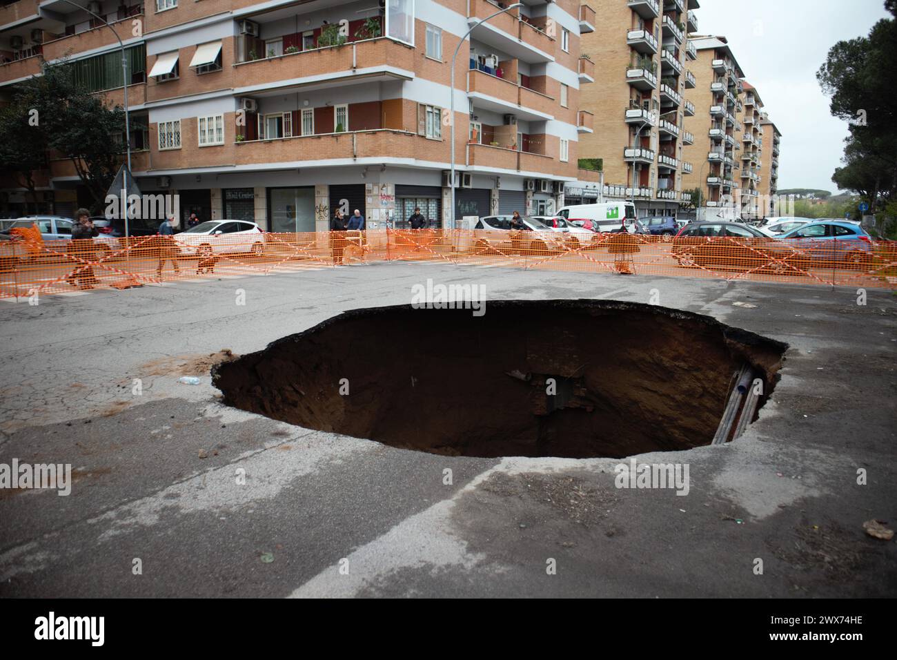 Road collapses in the Quadraro district, two cars swallowed by the ...