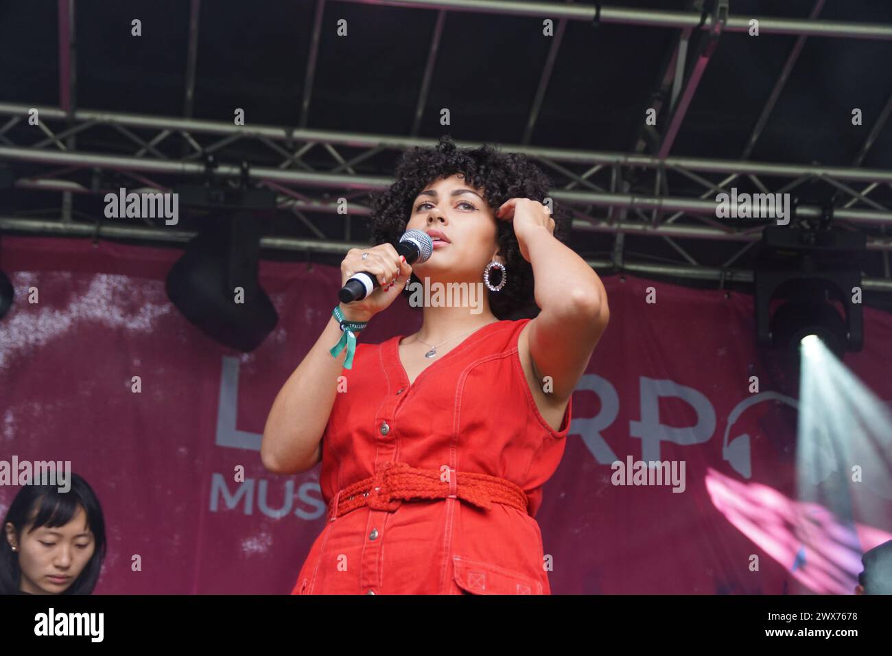 Female singer with red hair hi-res stock photography and images - Alamy