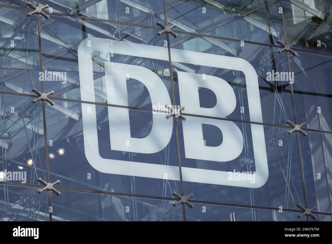 Das Logo der Deutschen Bahn auf dem Hauptbahnhof in Berlin, 28.03.2024. Berlin Deutschland ...