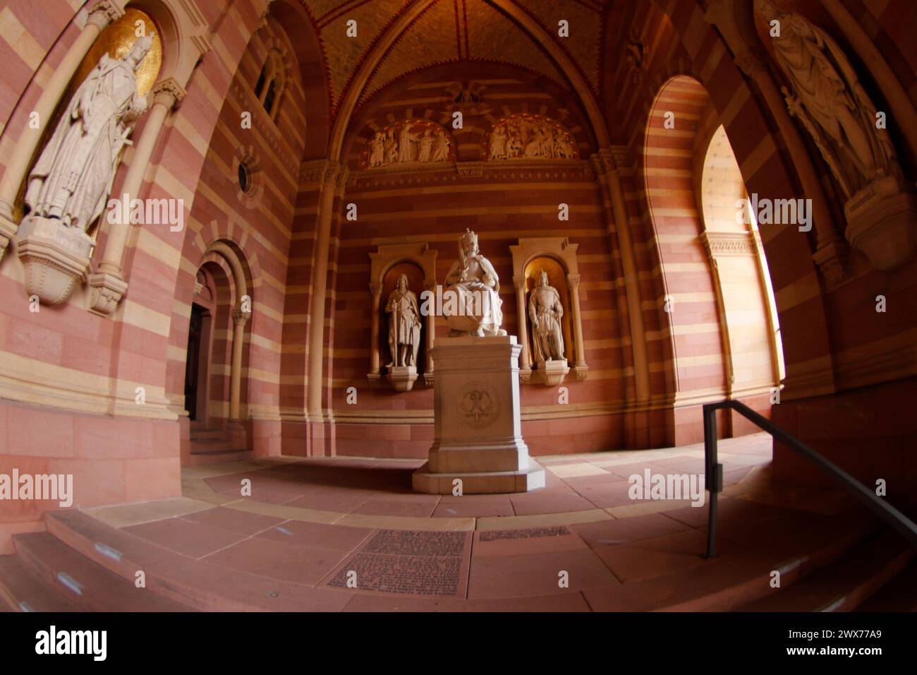 Impressionen: Kaiserstatue, der Dom zu Speyer (nur fuer redaktionelle ...