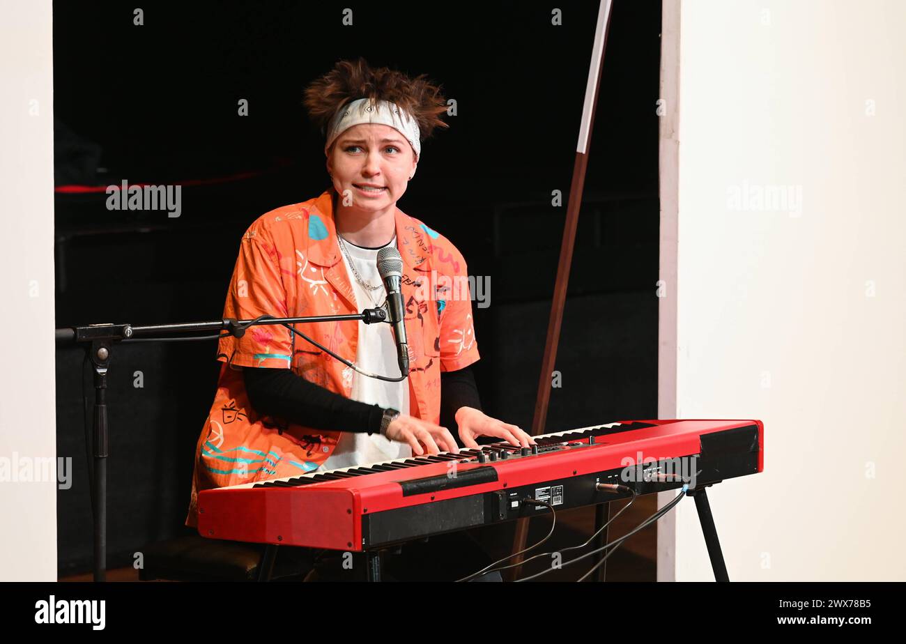 Comedian und Musikerin Coremy spielt bei der Pressekonferenz zur Sommer ...