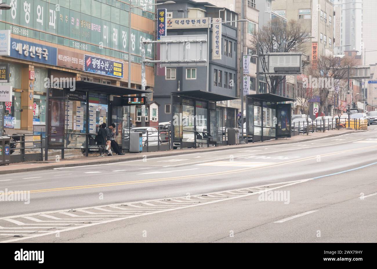 Bus drivers' general strike, Mar 28, 2024 : People wait for buses at a ...